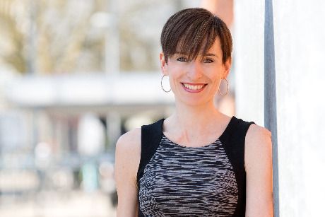 Trauerrednerin: Abschiedsfeiern für Konfessionslose - Infosenior ...